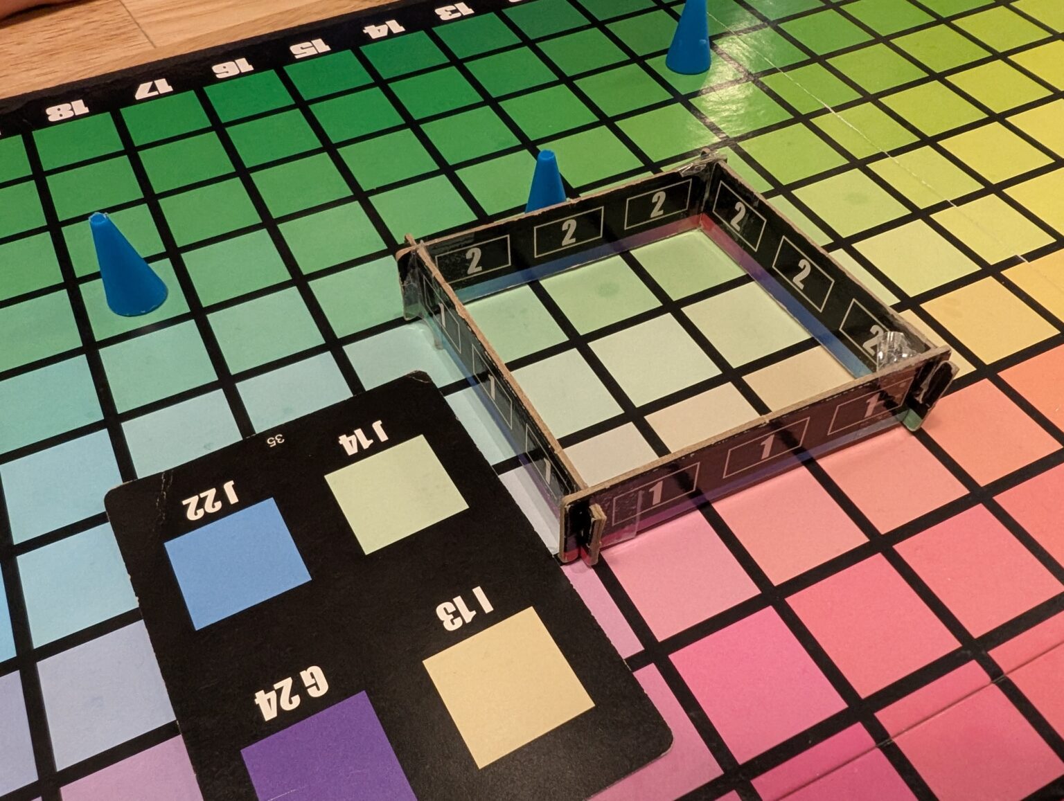 Hues and Cues - Board Game Review - Meeple and the Moose
